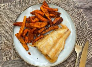 Fish and chips de maigre, frites de patates douces et carottes ...